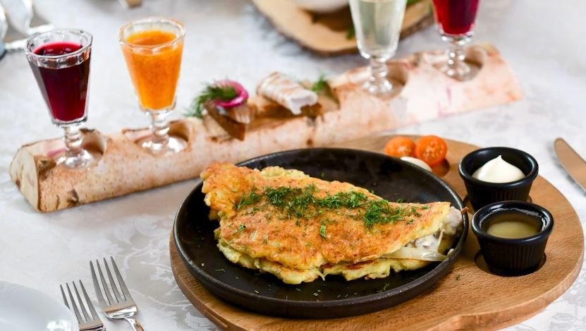 Видеорецепт блюда от шеф-повара. Дранники с мясом.