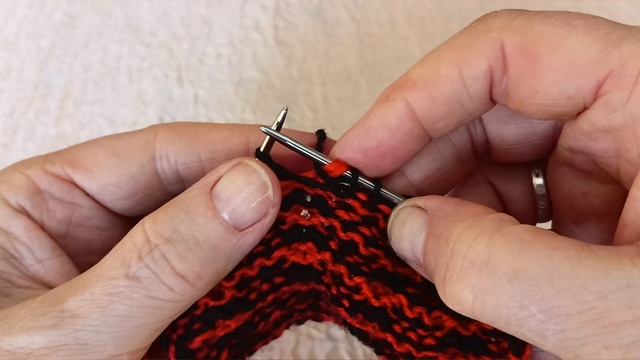 Вяжем спицами. Двухцветный узор.