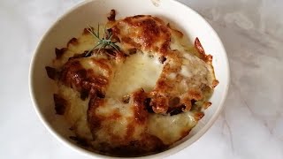 Готовлю французский луковый суп. Никогда бы не подумала, что он такой вкусный.