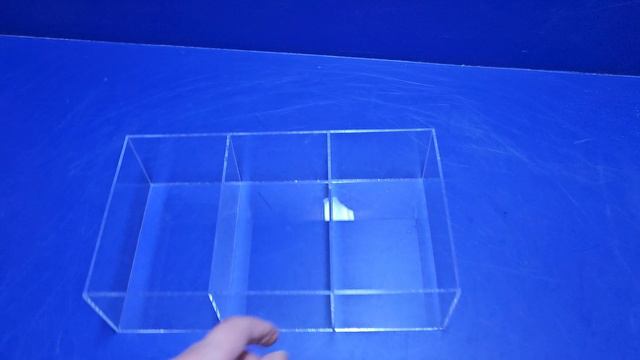 Полочный накопитель для прилавка в магазине. Изделия из акрила и пластика оптом и в розницу.