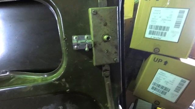 Уаз буханка - ставим фиксатор на замок задней двери. ( противоугонка)..mp4