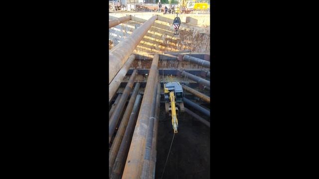 Завораживающее зрелище. Поднятие экскаватора Sumitomo SH220 из глубокого строительного котлована