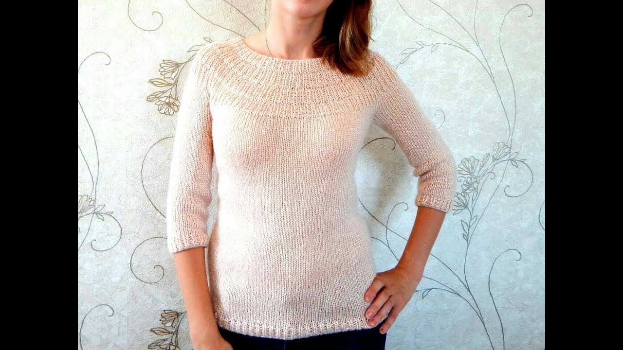 Пуловер с круглой кокеткой без швов, связанный спицами сверху вниз, с азиатским