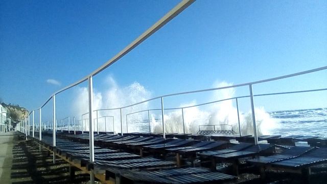 Анапа. Пляж Малая бухта. Волны выше головы....