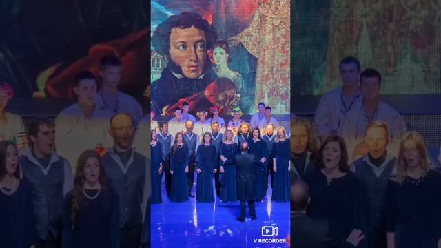 Интересный цветовой ряд на сцене!