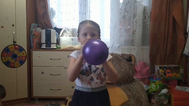 Алиса научилась надувать воздушный шарик