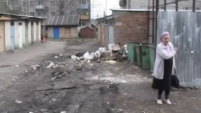 Переполненные контейнеры на улице Радищева. Апрель 2012 год.