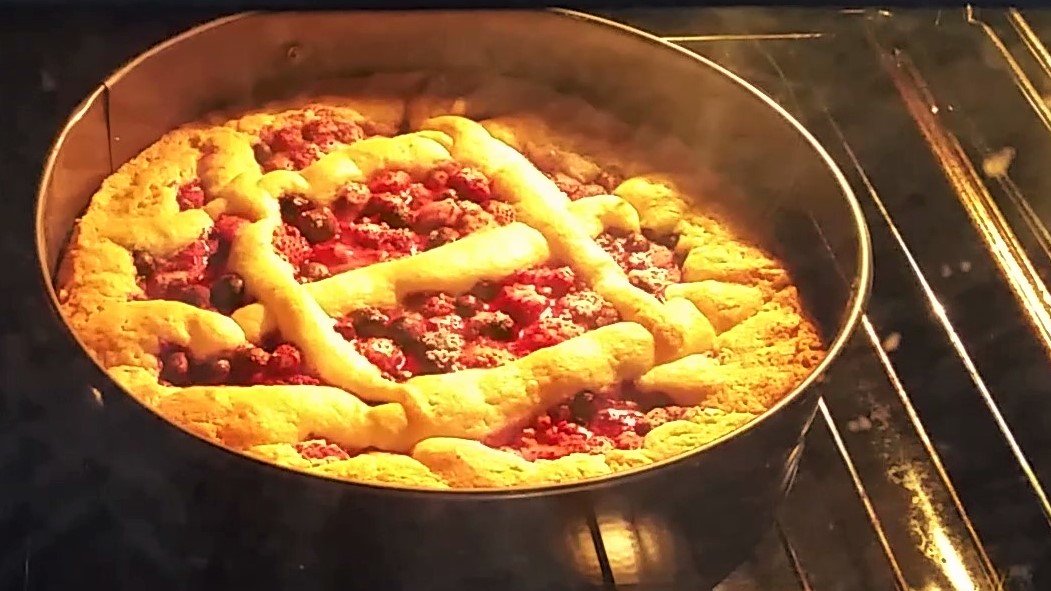 Ягодный пирог. Из замороженных ягод и песочного теста.