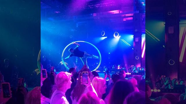 Трюкач на обруче