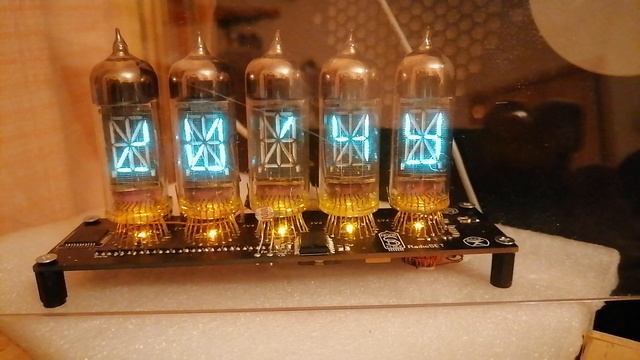 Часы на ИВ-17 эффект с прозрачным оргстеклом