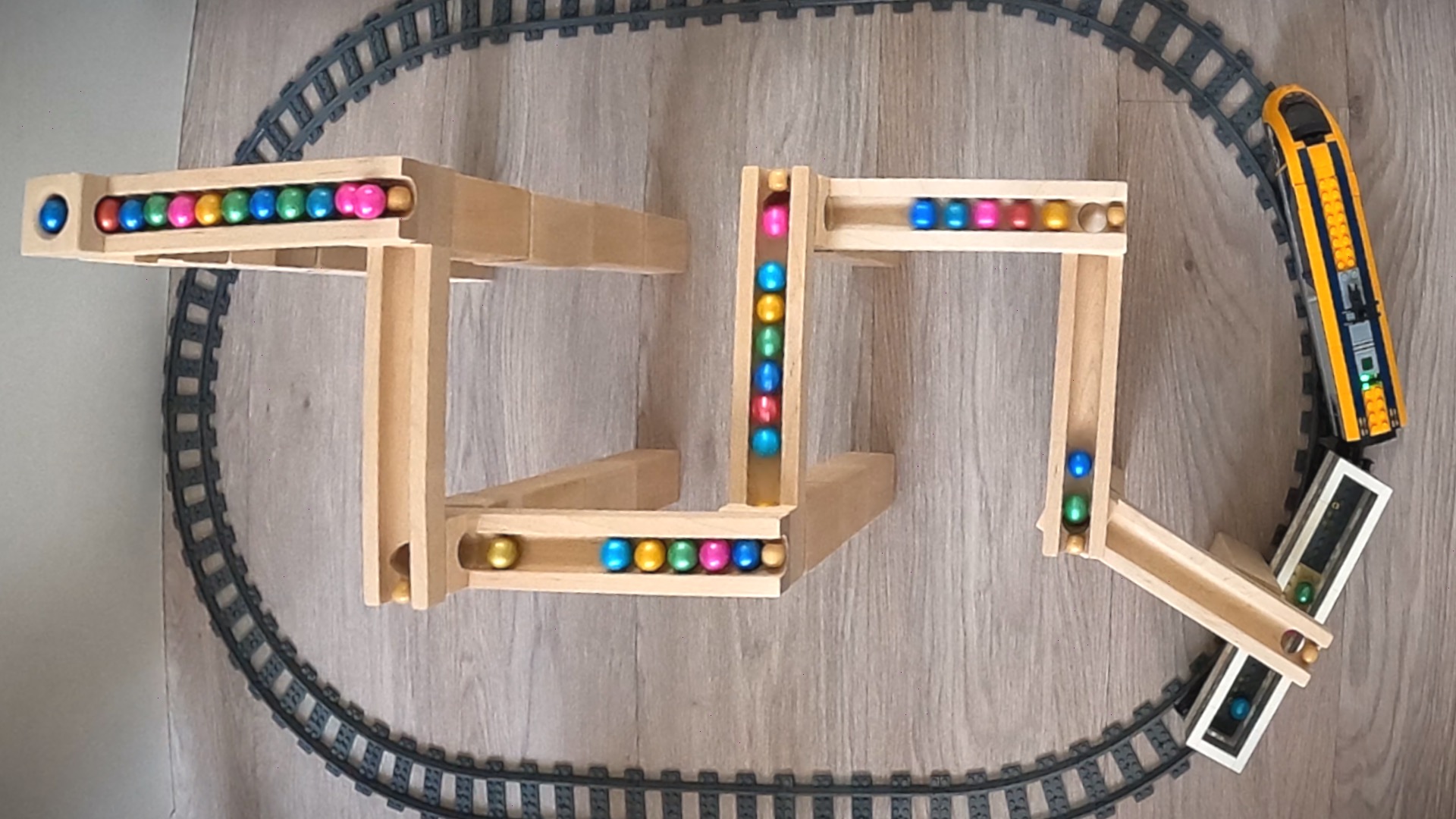 Гонка шариков марблс в пассажирский ЛЕГО поезд / Marble Run Race ASMR