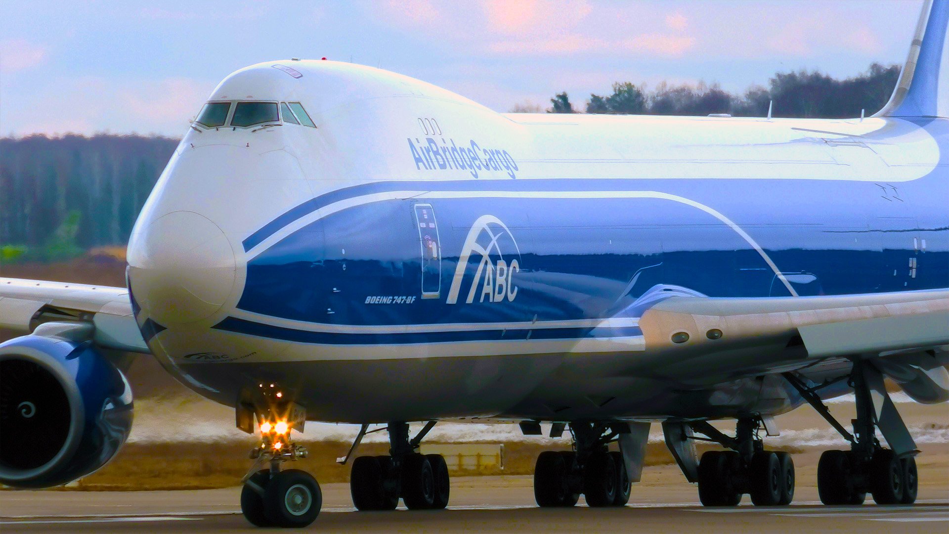 Гиганты в деле: взлёты/посадки больших самолётов в Домодедово, крупный план, звук. 03.04.2021