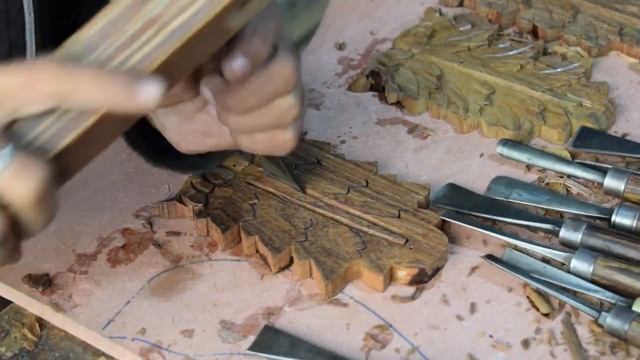 Удивительные навыки резьбы по дереву молодого парня.