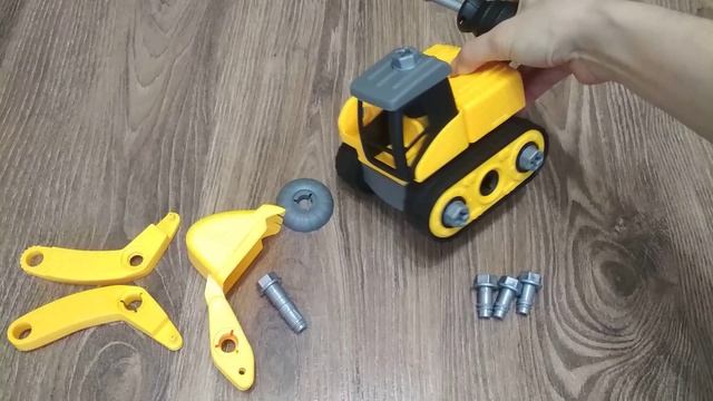 Купили новую машинку. Собираем Экскаватор Мася - Конструктор. Веселая история. Непоседа.