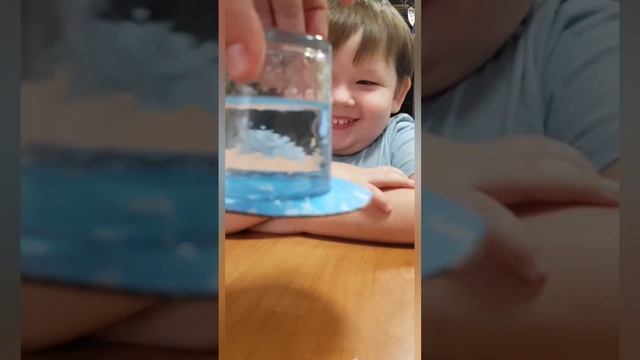 Увлекательный эксперимент для детей "Волшебная бумага"