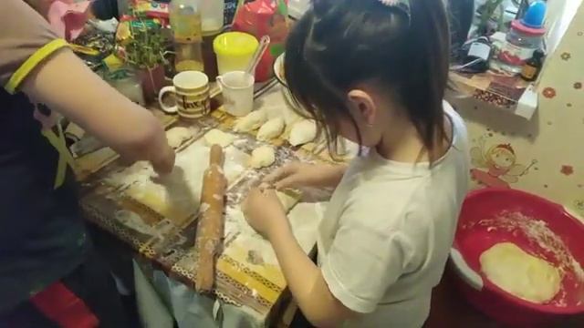 Лина и Люда лепят пирожки 2020