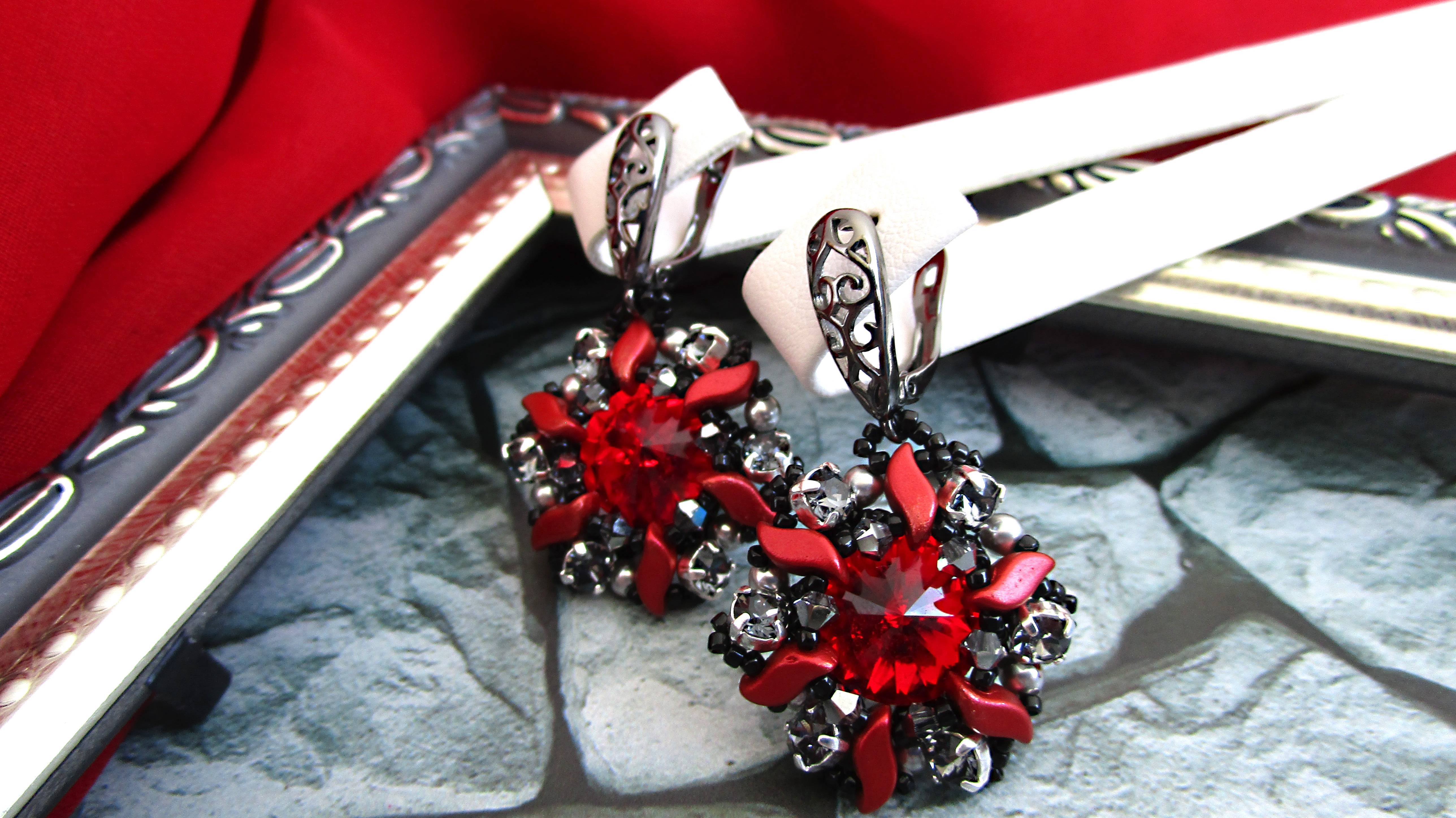 Серьги красные дизайнерские ручной работы из бисера Юлия Laborera / Yuliya Laborera