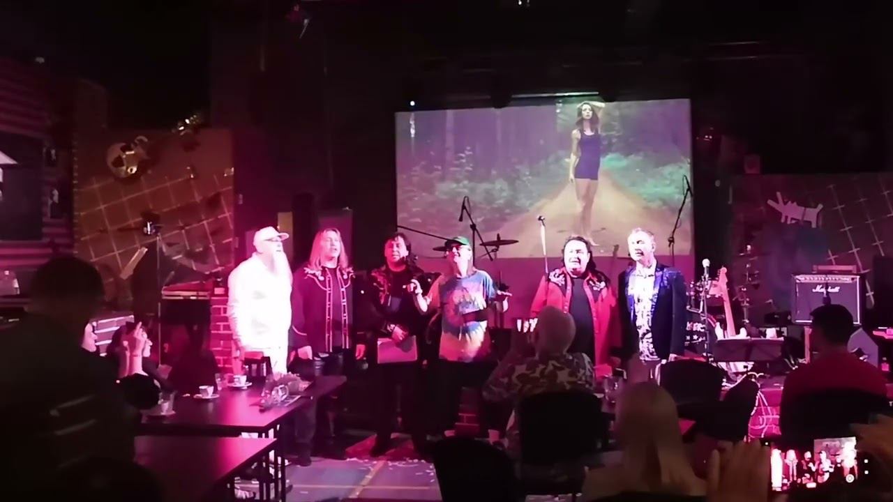 Навстречу девушка идет