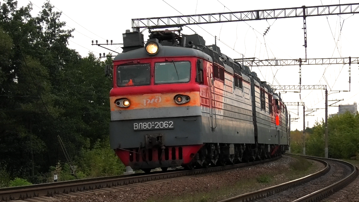 "В двойной тяге". ВЛ80Т-2062 и ВЛ80С-2452 с грузовым поездом