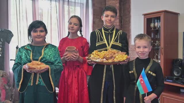 Семьей дорожить - счастливым быть. Азербайджанцы.