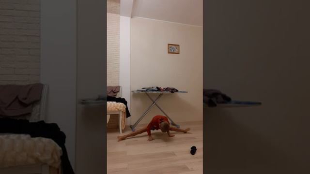 Шпагат, стойка на голове и мостик