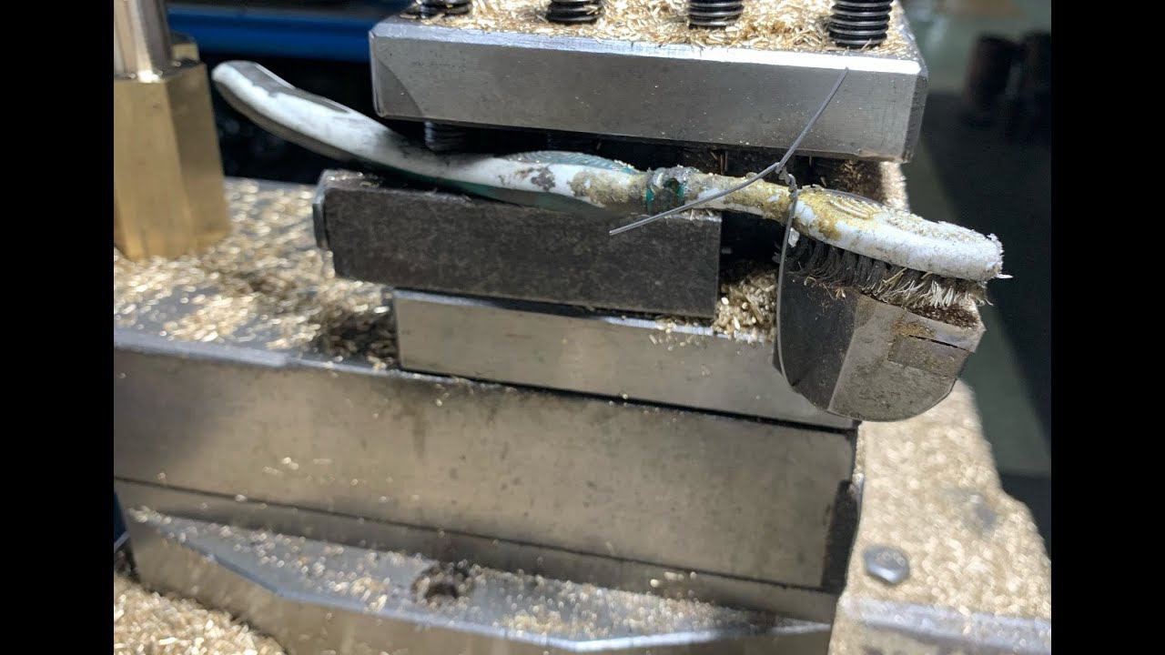 Зубная щётка от разлёта стружки.