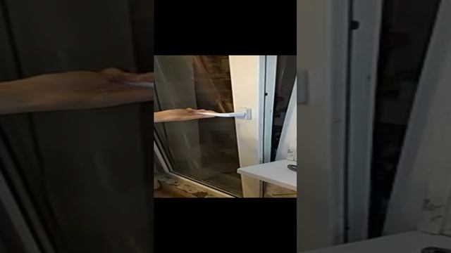 Прокручивается ручка балконной двери