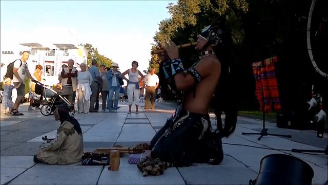 Керевалу индеец из Перу исполняет танец "Я путешествую".