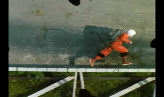 Бег с грузом, имитатором системы жизнеобеспечения на спине в условиях симуляции лунной гравитации.