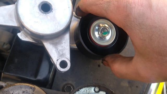 Как заменить натяжитель приводного ремня Киа Рио 4 / Хёндай Солрярис 2