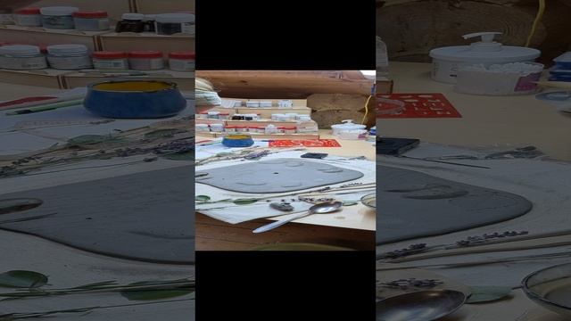 Леплю новые часы. Руна в роли художественного критика :)