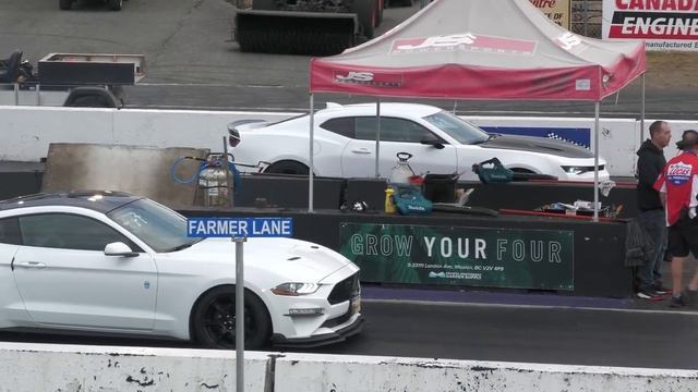 Ford Mustang Ecoboost против Chevy Camaro SS - Drag Racing - Современные маслкары
