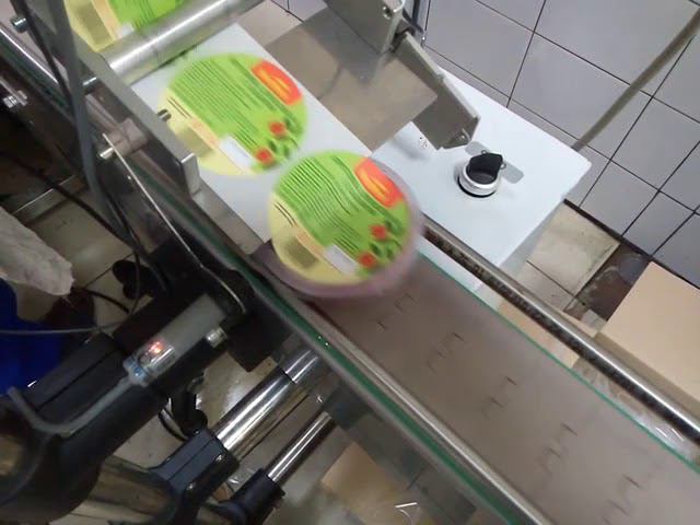 Наклеивание этикетки на крышку банки - EtiKon.ru