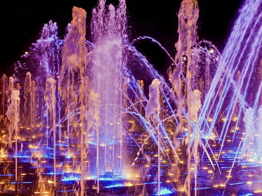 МУЗЫКА ВОДЫ И СВЕТА (жизнь настолько сильна.)