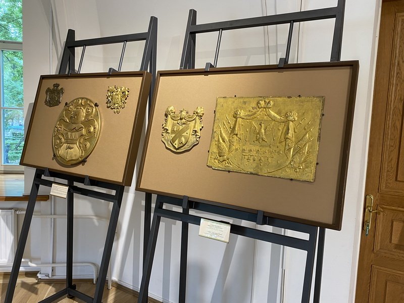 Знаки памяти. «Черное на золотом»