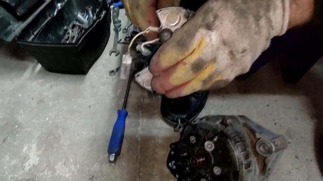 Горит лампочка аккумулятора, снимаем генератор. The battery light is on, we remove the generator.