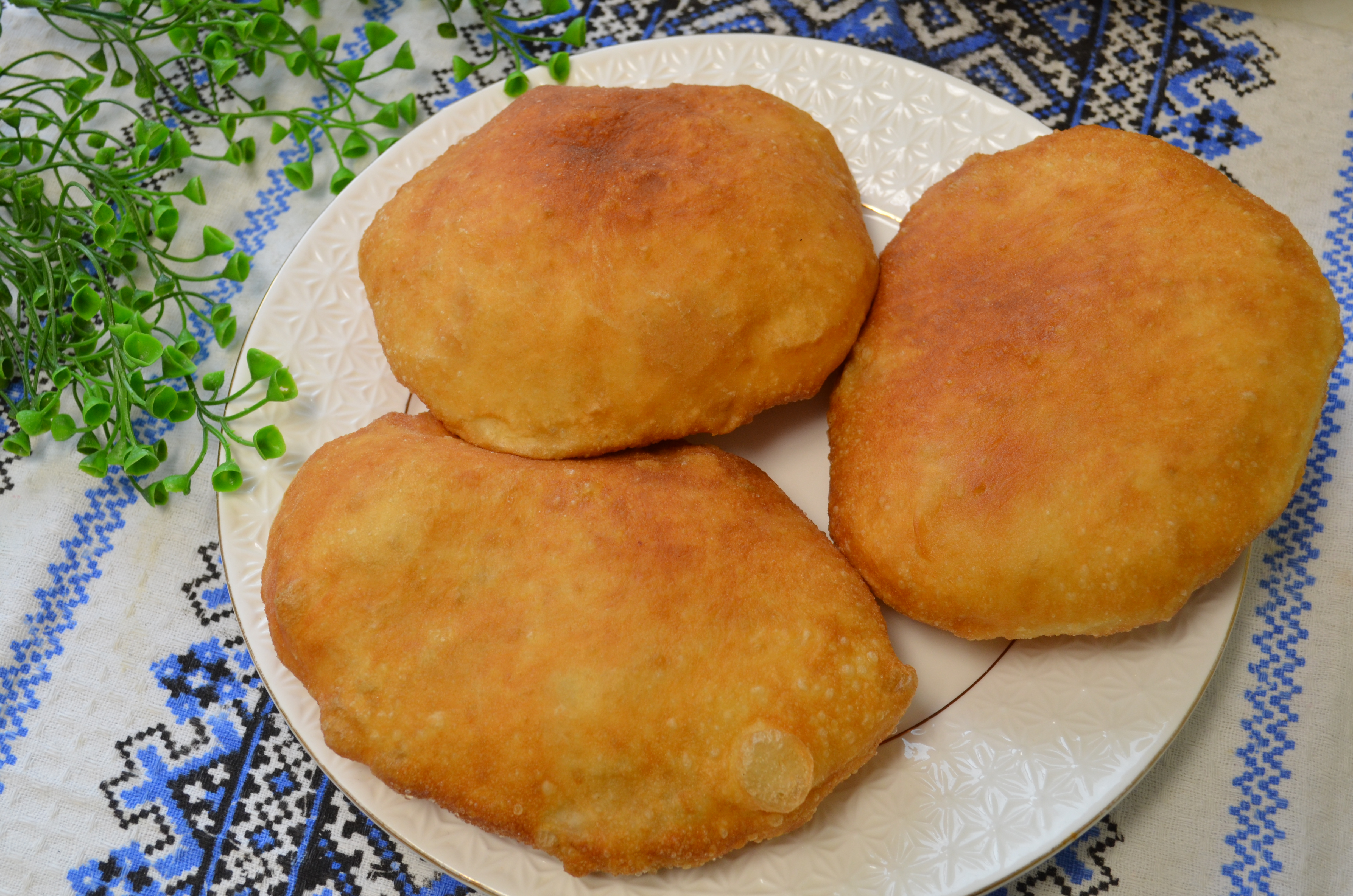 Такое тесто, не впитывает масло. ВКУСНЫЕ,СОЧНЫЕ,ВОЗДУШНЫЕ БЕЛЯШИ.Можно испечь пирожки или пироги.