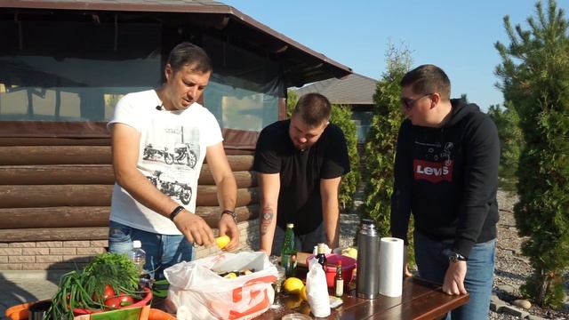 МЕНЕДЖЕР АНТОН жарит шашлык и варит шурпу