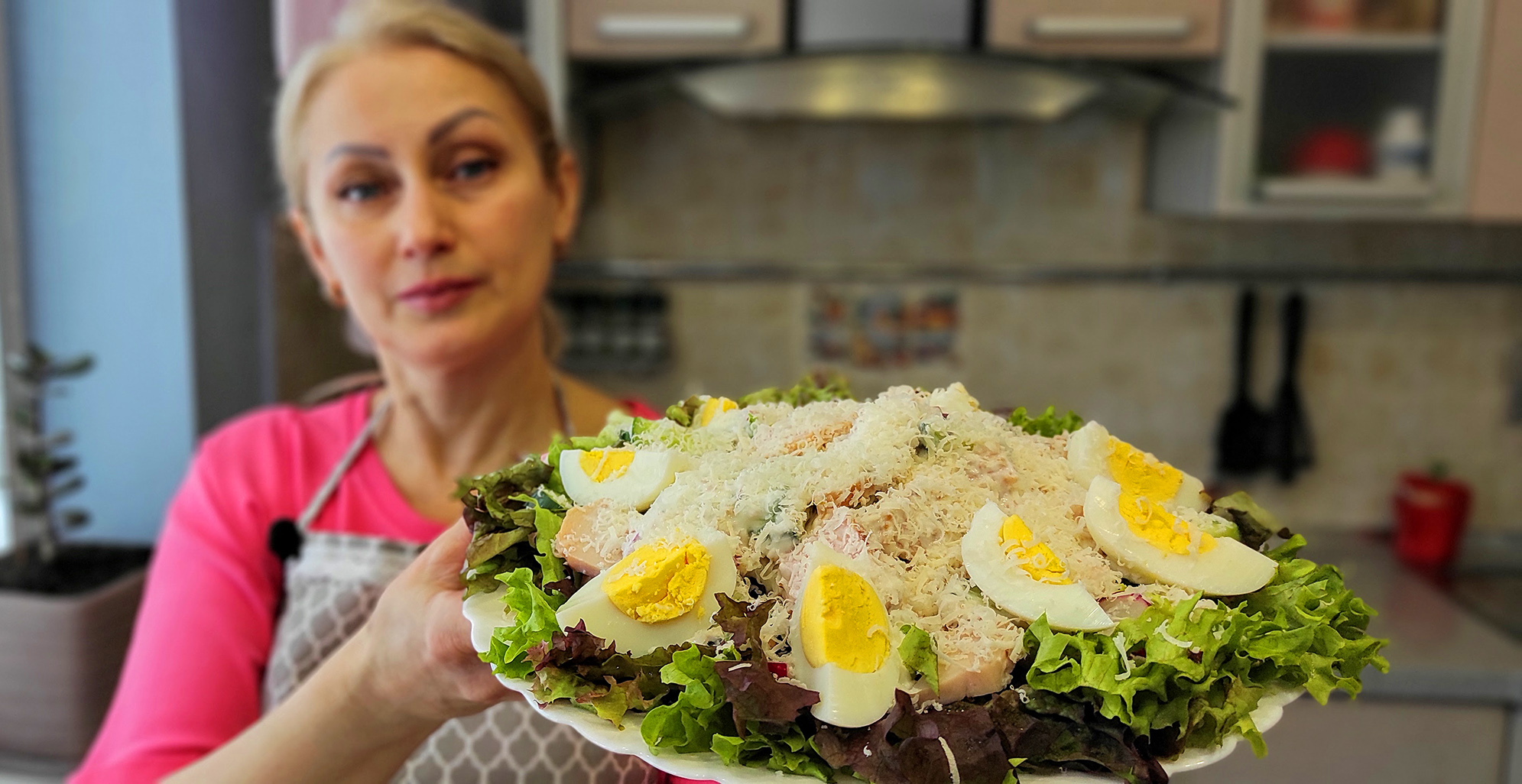 Салат с курицей | Рецепт салата с копченой курицей под йогуртово-горчичным соусом | Слоеный салат