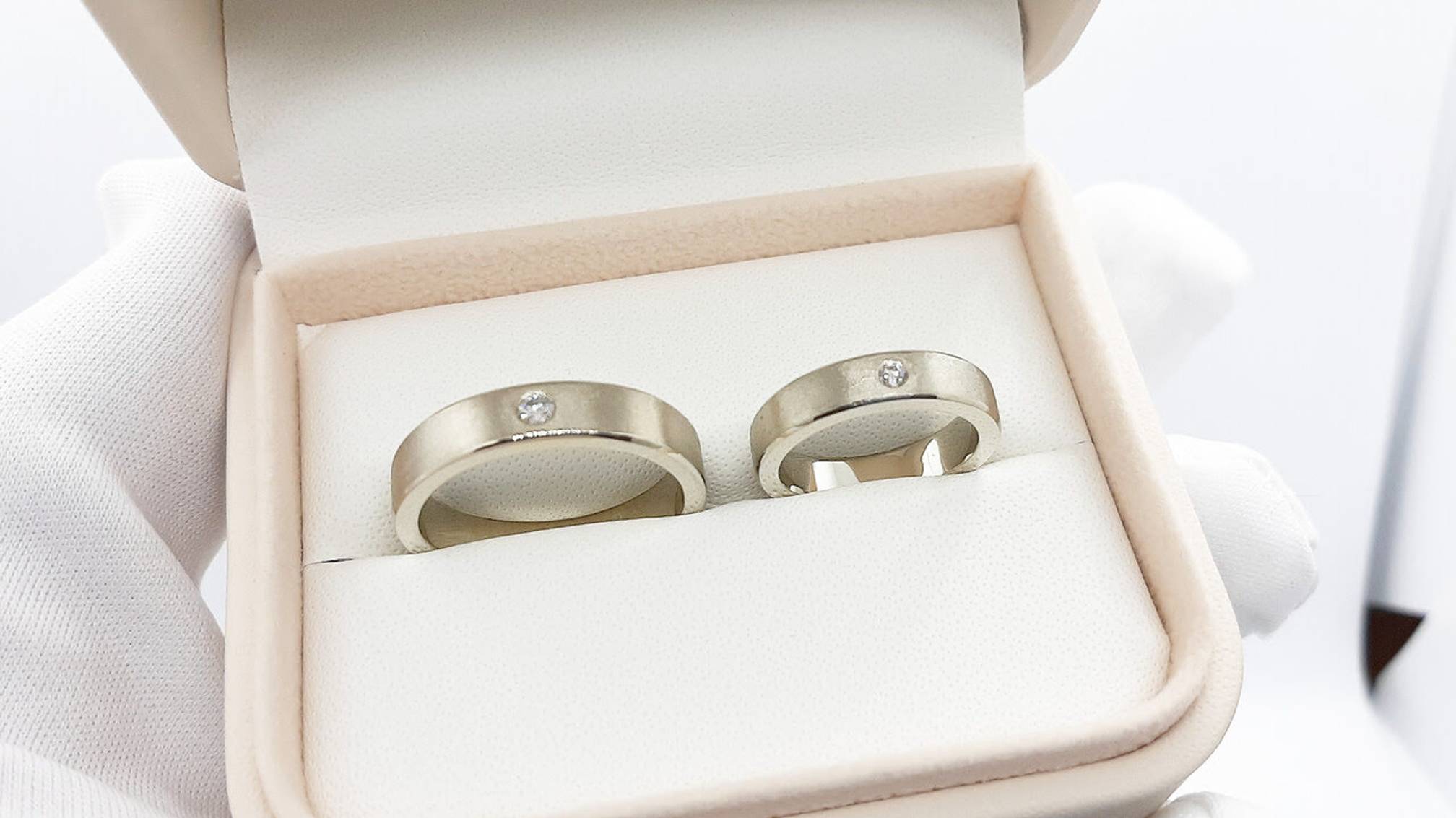 Обручальные кольца с одним бриллиантом