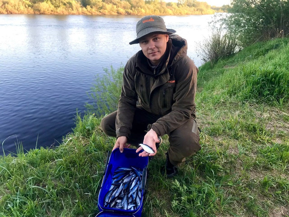 Димон Пулемётчик. Лужскую уклейку бомбит. Рыбалка у моста в Кингисеппе.