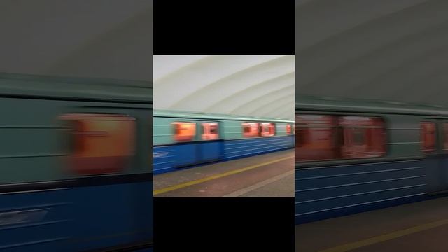 Ретро-поезд везёт вагон грузовой на станции "Озерки"