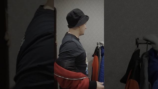 Жена с плакатом