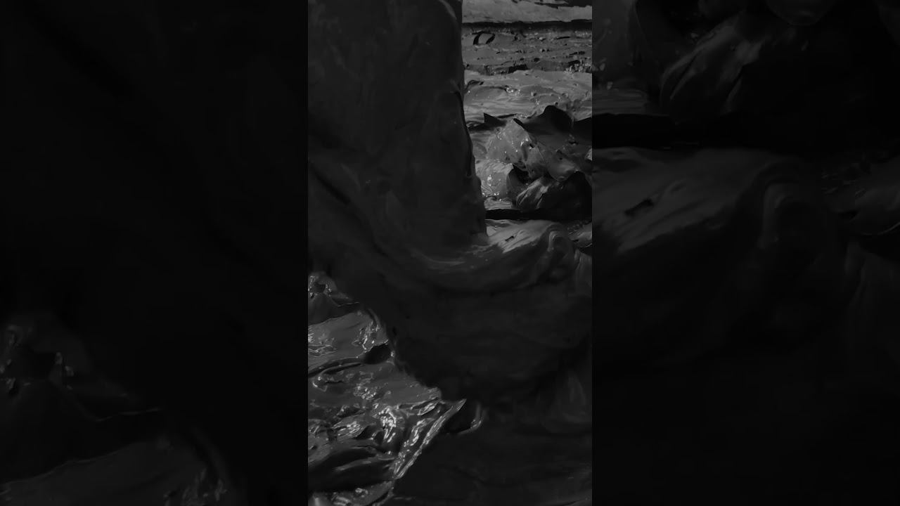 Девушка в грязи