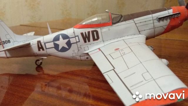 Модель самолёта Р-51 "Mustang" из бумаги и картона.