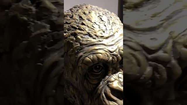 Скульптура "Бинго Бонго". Шимпанзе в очеловеченном образе. Выставка работ скульптора Евгения Комзева