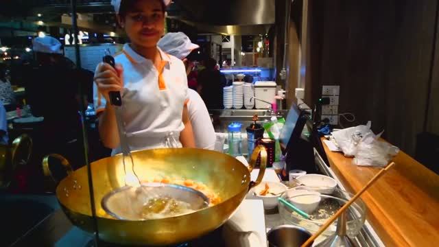 ГДЕ НЕДОРОГО ПОКУШАТЬ В ТАЕ. БАНГКОК ФУДКОРТЫ ЕДА В ТАЙЛАНДЕ ? TRAVEL VLOG BANGKOK FOOD COURTS.mp4