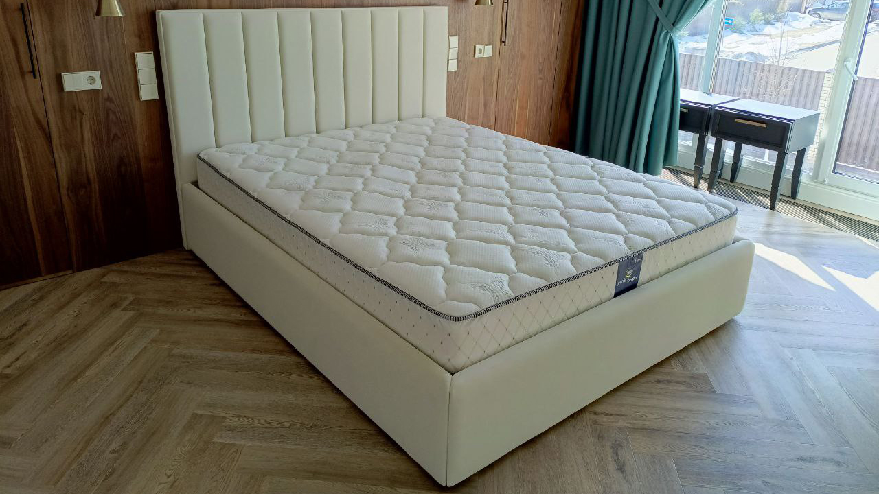 Двуспальная взрослая кровать в нежно белом цвете. Модель Страйк