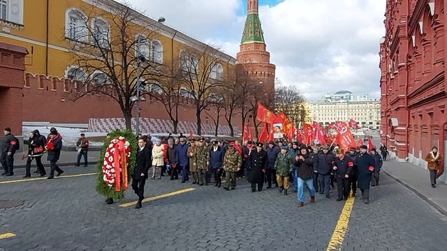 ИДЕМ В МАВЗОЛЕЙ ПЕРЕД ВОЗЛОЖЕНИЕМ ДВУХ ГВОЗДИК ТОВАРИЩУ СТАЛИНУ 5 МАРТА 2022