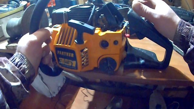 Обслуживаю пилу, partner 351, замена шины,обслуживание, готовлю к распилке дров.